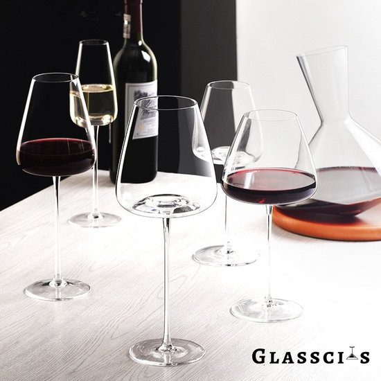 Flat Bottom Wine Glasses - An Ergonomic Swirl Design | Glasscias